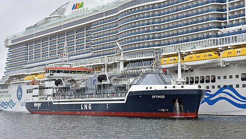 „Aidanova“ bunkert LNG in Kiel - THB